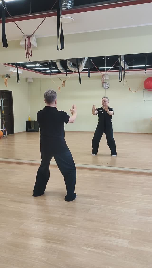 3. Золотой петух трясëт крыльями