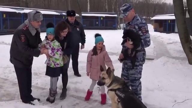 Полицейские в Подмосковье исполнили мечту одиннадцатилетней девочки в день её рождения