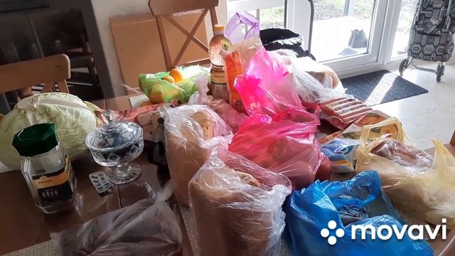 Рынок выходного дня. Спилили ветви. Убрали корни и листья..mp4