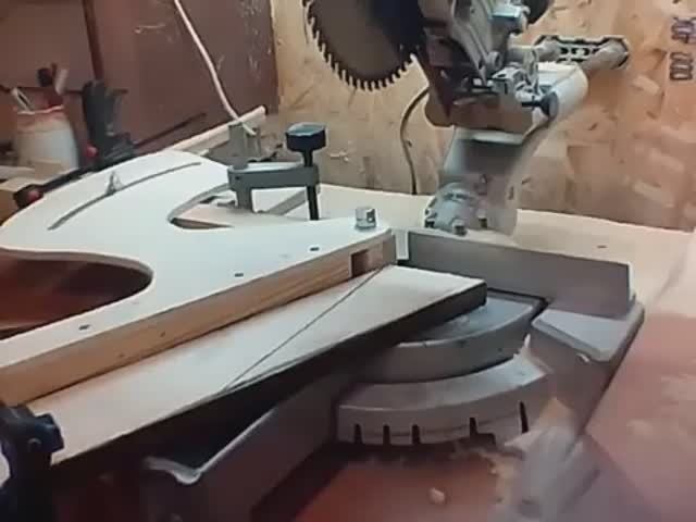 Приспособа к торцевой пиле для пиления под более острым углом .