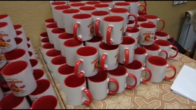 Деколь бело-красных кружек