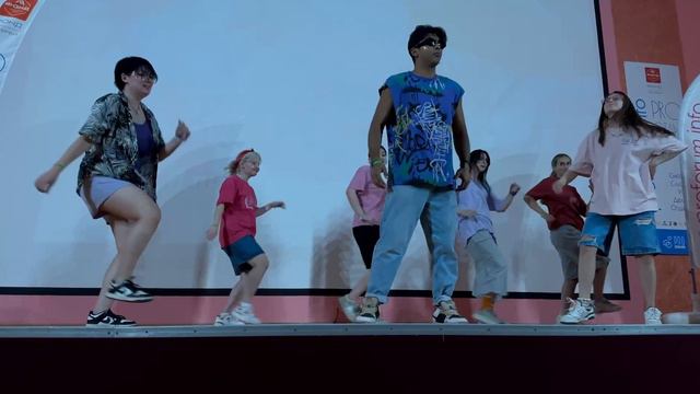 Вожатые детского лагеря Next Camp на сцене форума #PROОТДЫХ