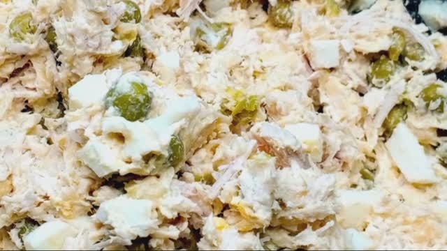 Салат из куриной грудки с зеленым горошком.
