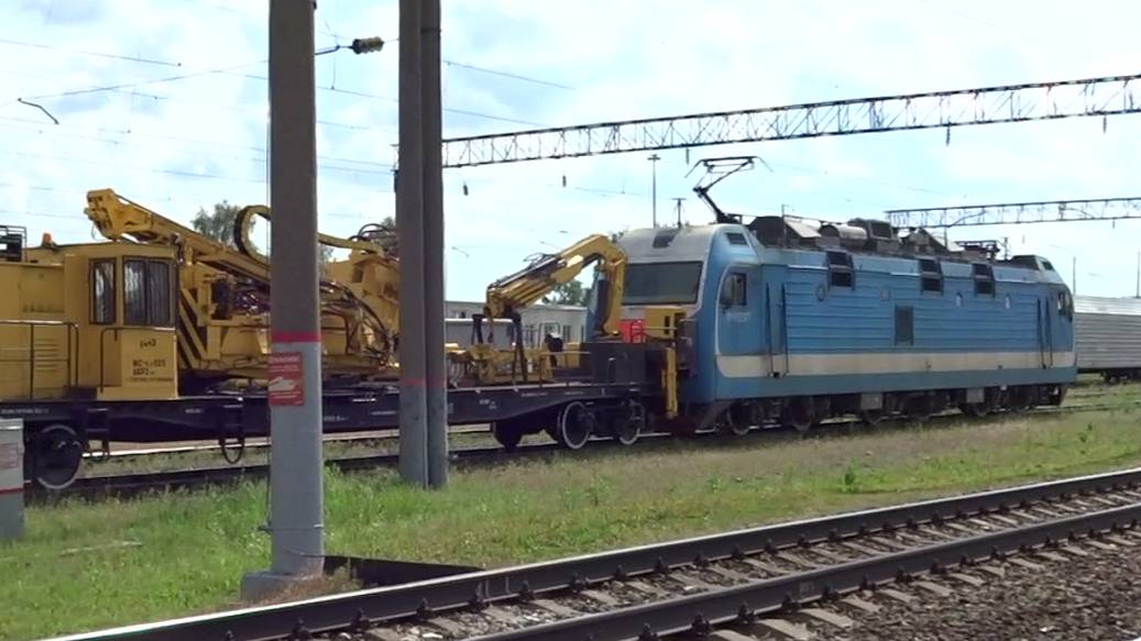 Электровоз ЭП1М-421 с хозяйственным поездом слудует по станции Нижний Новгород Сортировочный