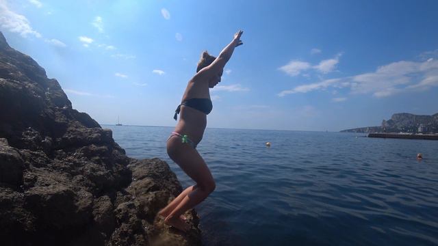 Крым. Пляж Лягушка в Алупке. Прыгаем со скалы в воду