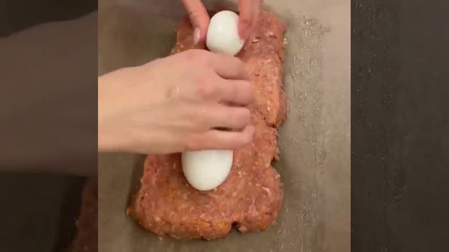 Мясной рулет с яйцом