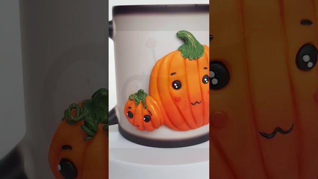 Подарочная кружка с тыквами на хэллоуин. Черная чашка хамелеон с декором из полимерной глины.