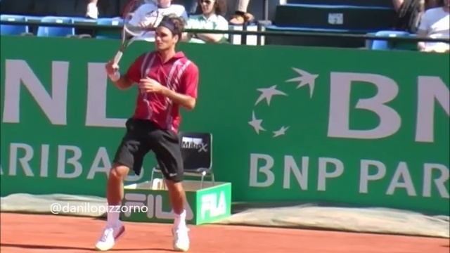 Федерер фантастическая скорость и точность работы ног и не катается по корту как на лыжах.