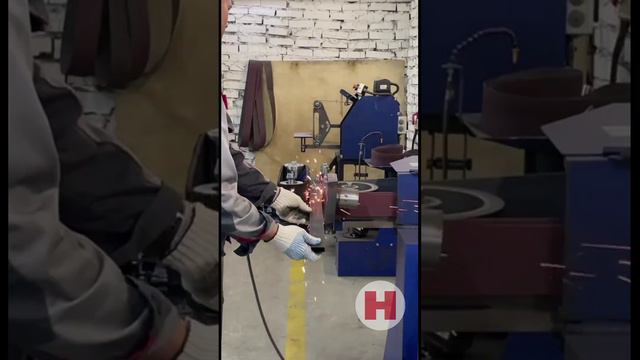 Зачистка шва на профильной трубе прямоугольного сечения.