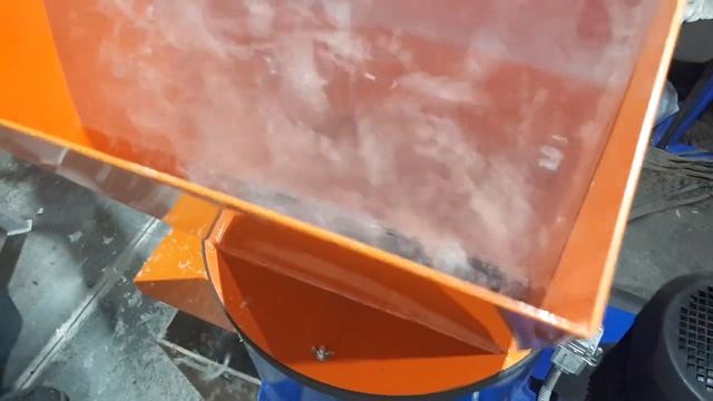 Дробилка измельчитель МИ-600+ дробим пленку сетка 35 мм.mp4