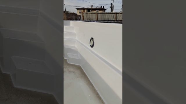 Композитные чаши песочного и белого цвета