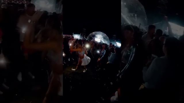 Простые движения.
Все внимание на нее.