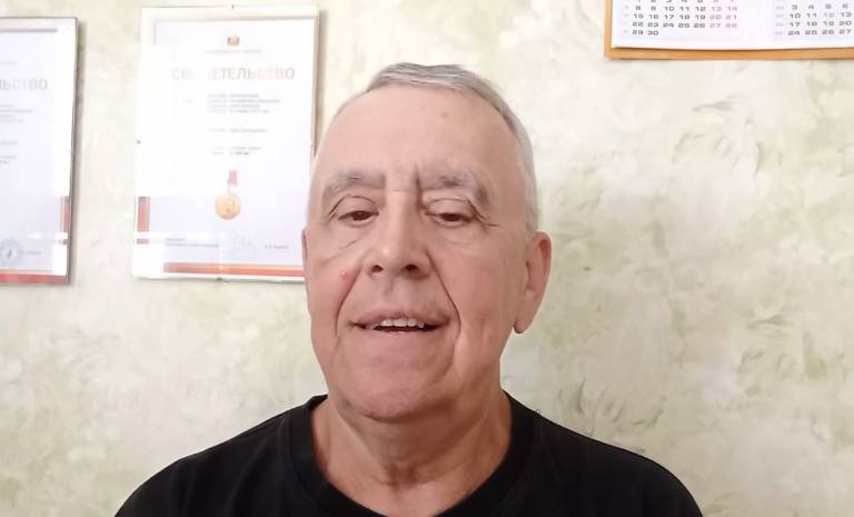 Красивая женщина на белом мерседесе под номером 001 интригует с охранником автостоянки.