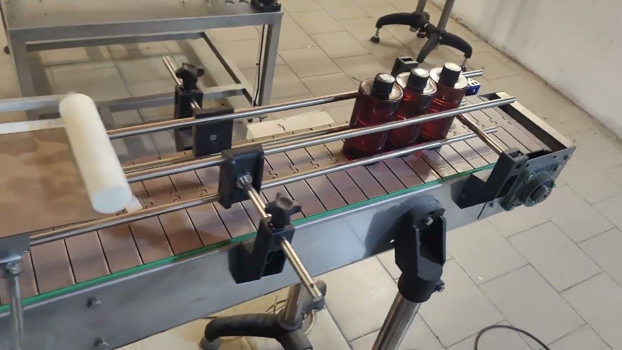 Наклеивание этикетки c куар кодом QR код на ПЭТ бутылку - EtiKon.ru