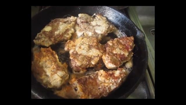 Жареная свиная печень в луково-сметанном соусе