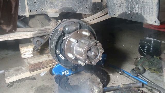 Замена задних тормозных колодок газель.