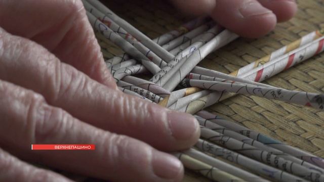 УМЕЛИЦА ИЗ ВЕРХНЕПАШИНО ДЕЛАЕТ ДОМИКИ ДЛЯ КОТОВ ИЗ ГАЗЕТ