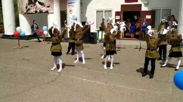 детский сад- танец с птицами 9 мая 2019.mp4
