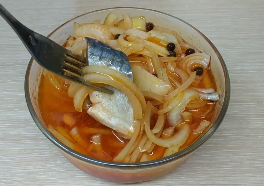 Показываю как красиво разделать скумбрию и быстро замариновать ее (ночь в холодильнике и готово).