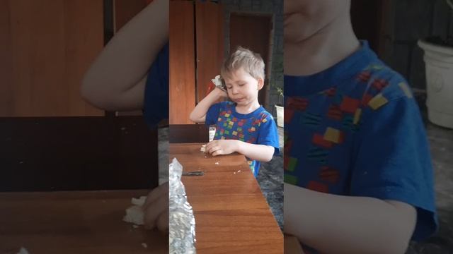 3-х летний малыш разговаривает  с  бабушкой  по телефону.