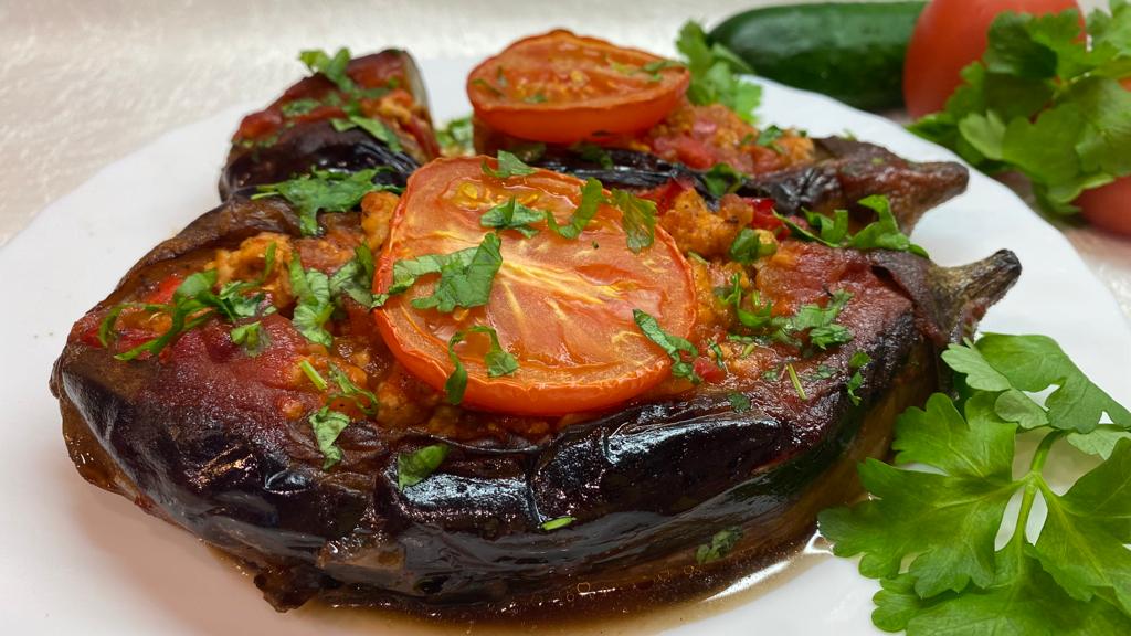 Запечённые баклажаны с мясным фаршем по-турецки. "Карныярык" - классика турецкой кухни.