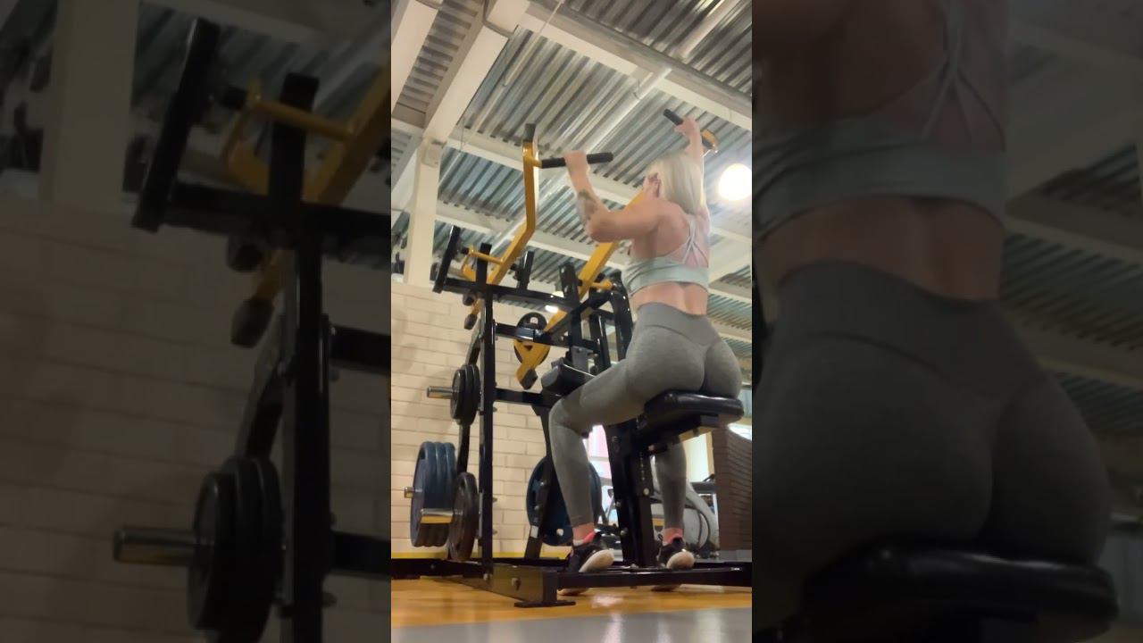 ТЯГА СВЕРХУ В ТРЕНАЖЕРЕ ХАМЕР ПО ОДНОЙ РУКЕ