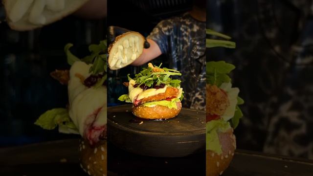 Для любителей всего необычного – бургер «Мэрилин Монро» с куриным филе и черешней