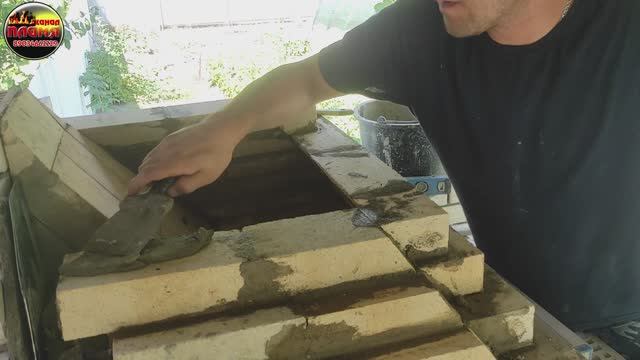 9 часть Алексей собирает дымосборник из огнеупорного кирпича Барбекю с печкой под казан.mp4