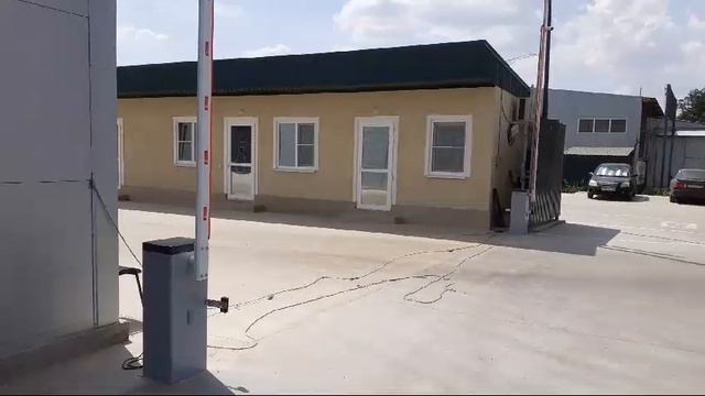 Два шлагбаума, размер каждого по 4 метра