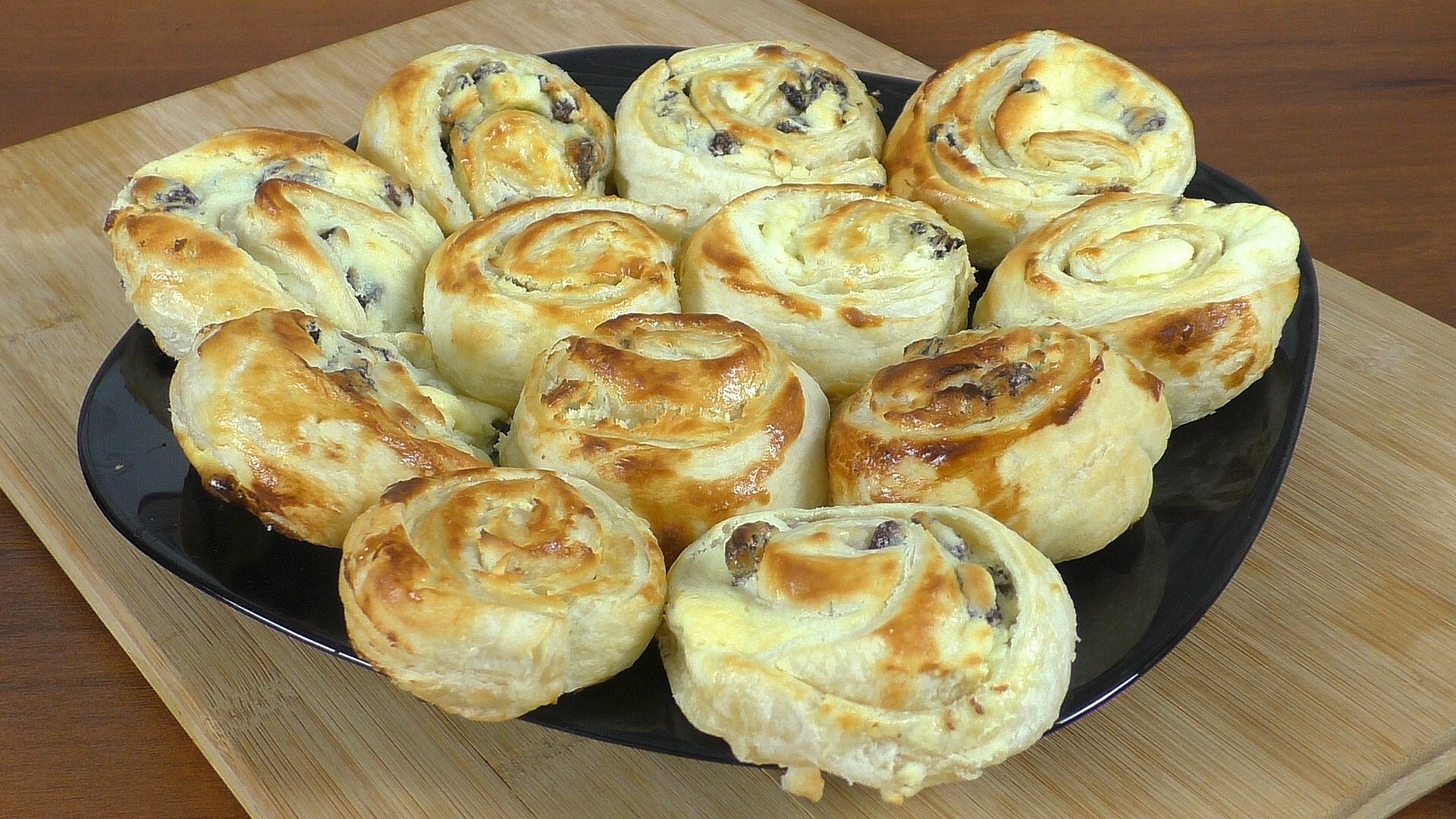 Быстрые плюшки к чаю из слоёного теста