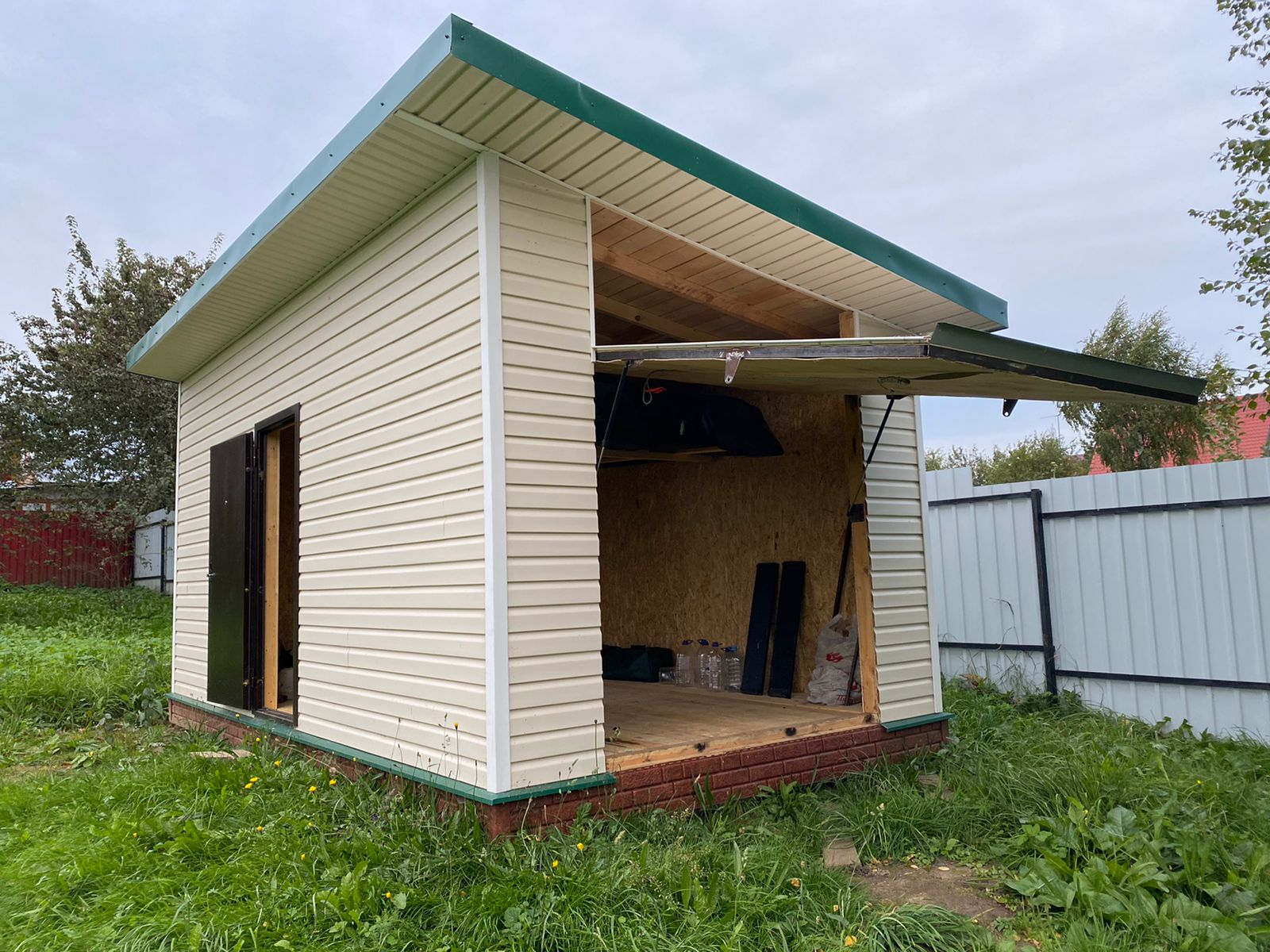 Хозблок 3 на 8 с подъёмными воротами