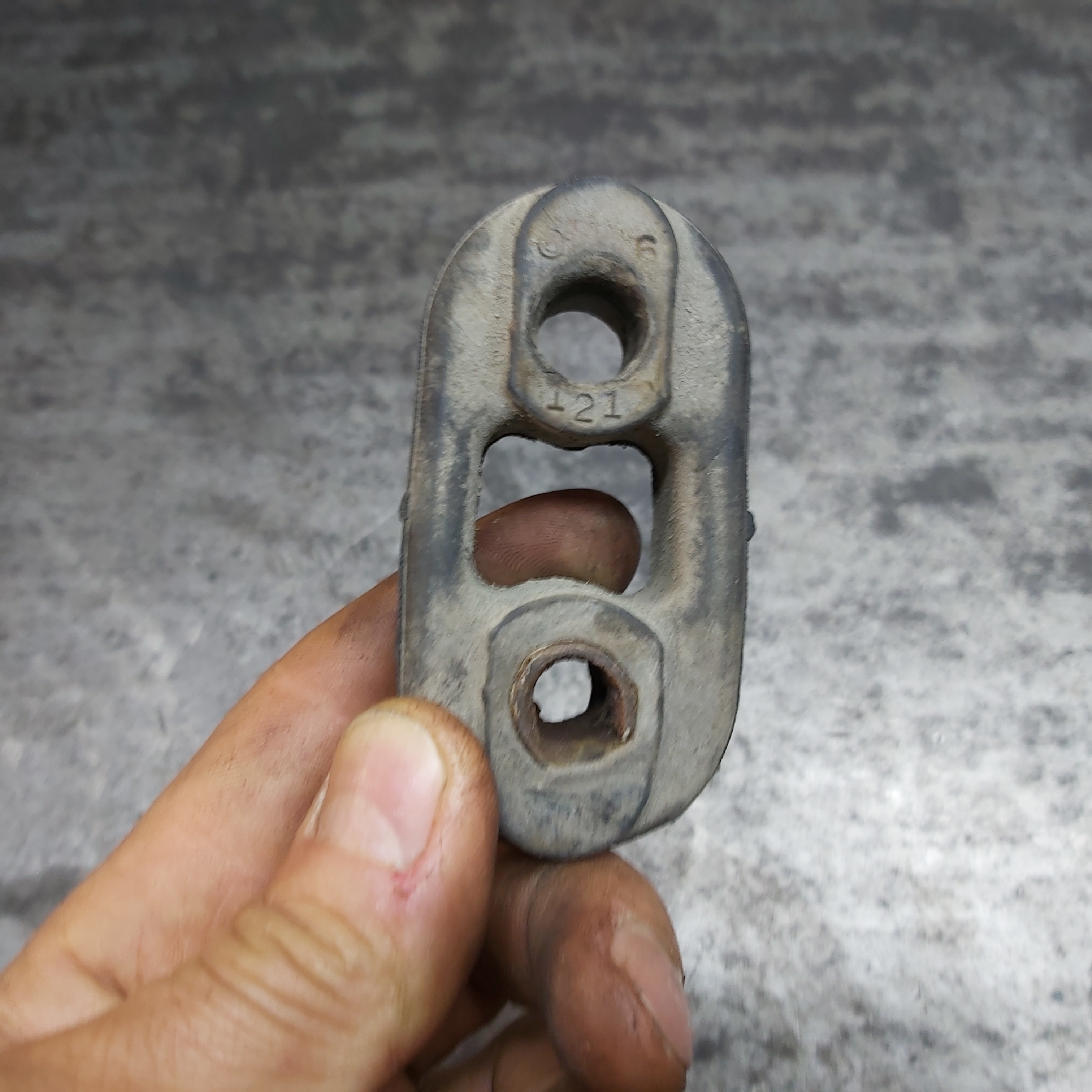 Съемник подушки крепления глушителя.