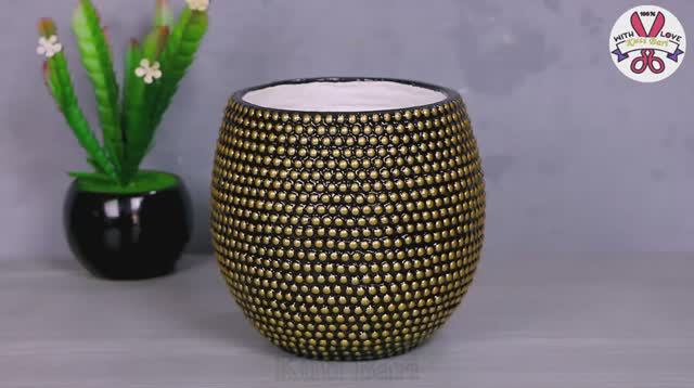 Ваза из белого цемента и бус