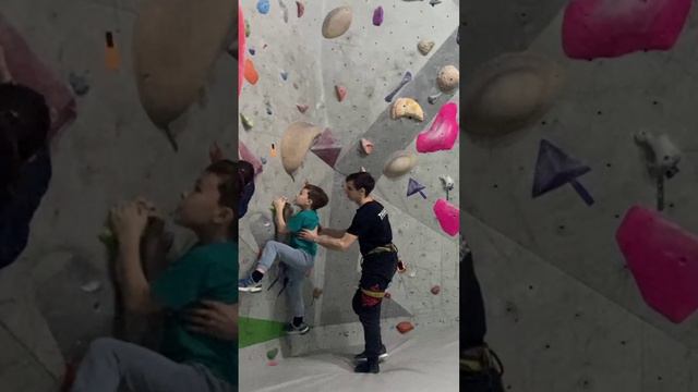 Тимур на скалодроме