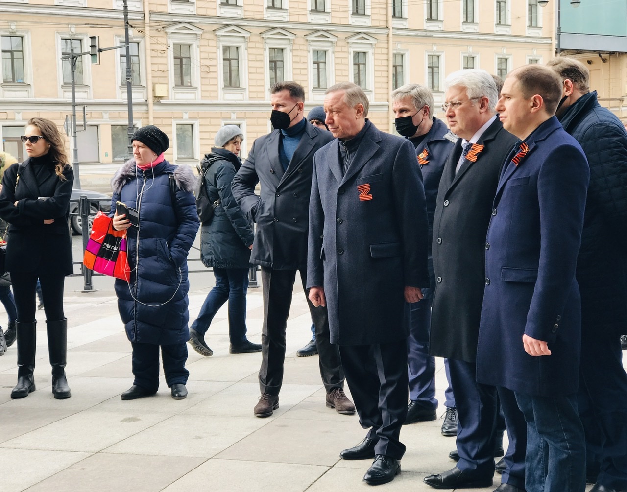 Александр Беглов возлагает цветы на ст.м. Технологический институт.03.04.2022