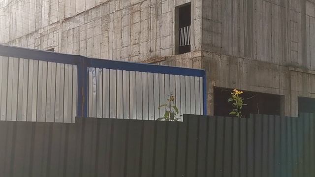 Вокруг нового гостиничного комплекса на Фестивальном