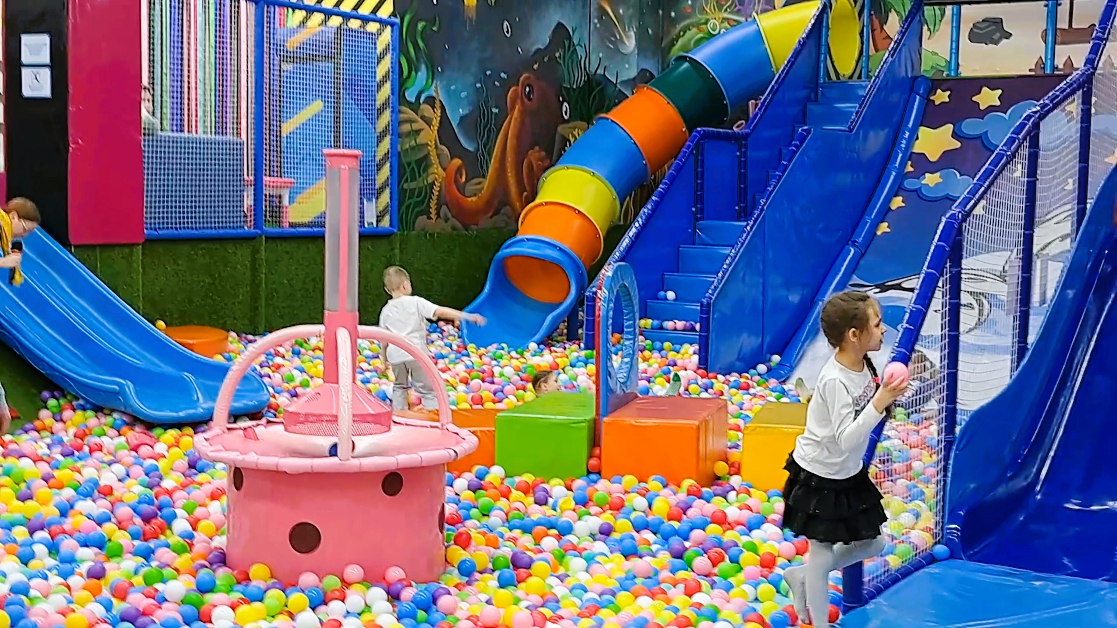 Бегаем по детской площадке играем в догонялки с друзьями