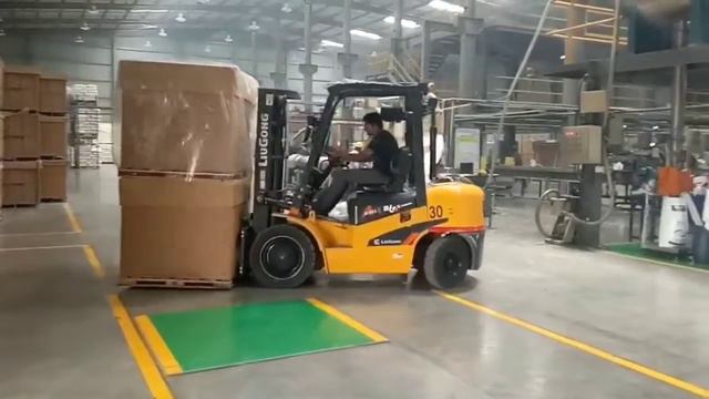 Вилочный погрузчик LiuGong CPCD30 в работе