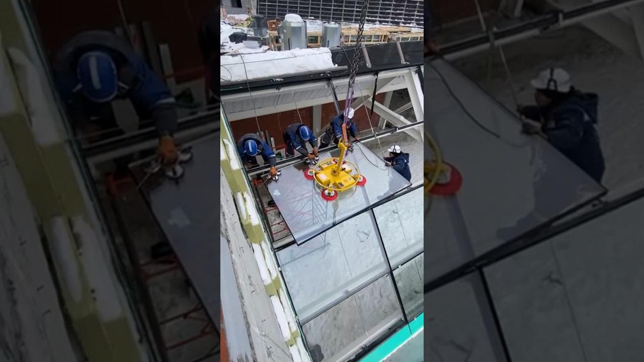 Процесс установки стеклопакета в зенитный фонарь с помощью электрической присоски и крана