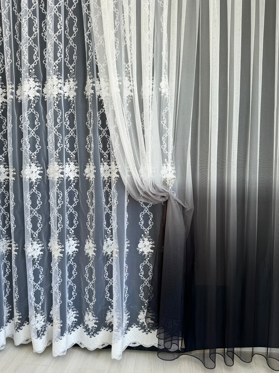 Какие шторы выбрать в зал? Тюль с розами и омбре