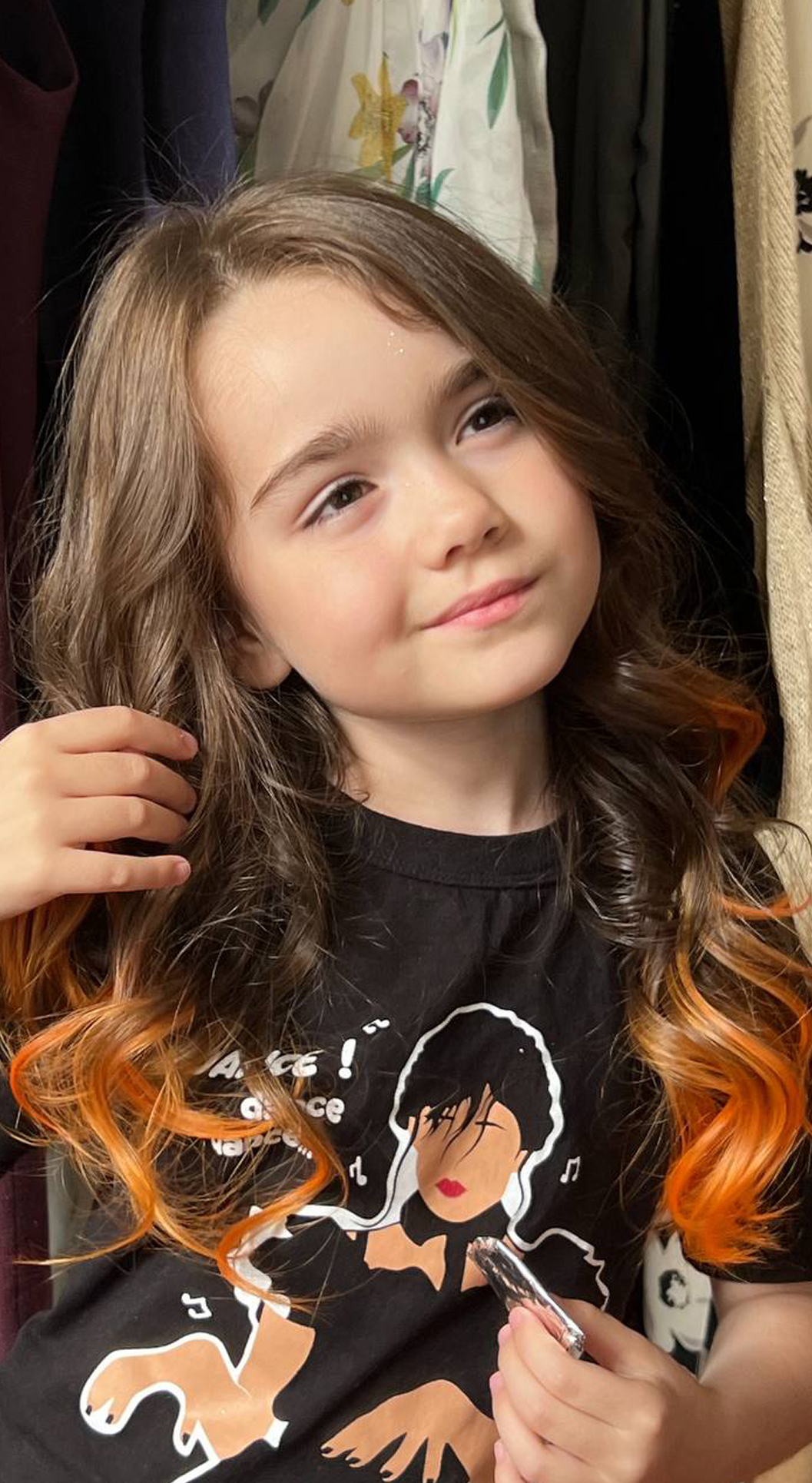 Цветное окрашивание волос. Покрасить концы волос в яркий цвет. Колористика и укладка волос. Тренды