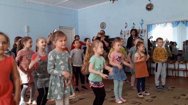Первый выпуск школьных новостей: Флешмоб для дошколят