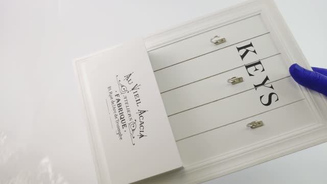 ML-4736 Ключница белая с карманом