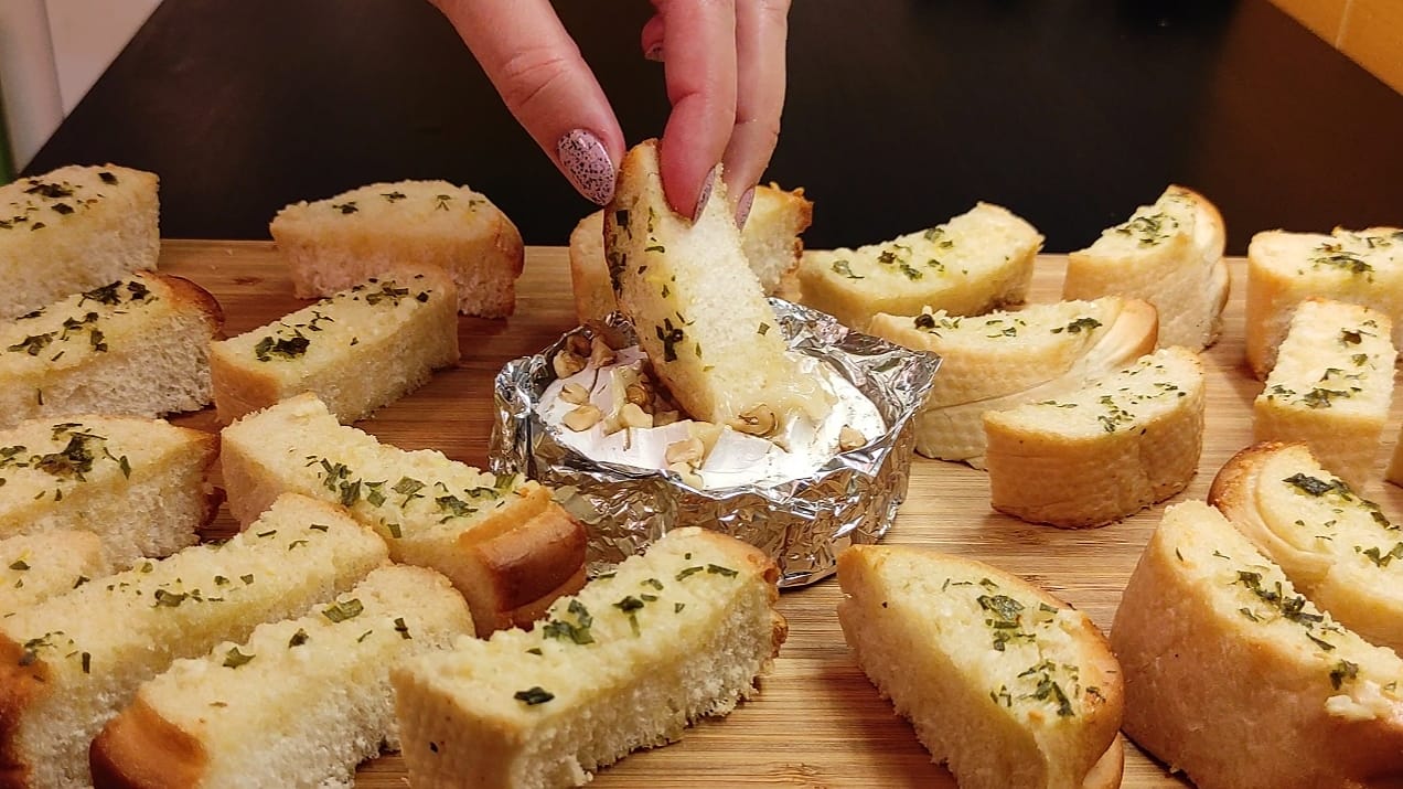 Запечённый Камамбер с чесночными гренками