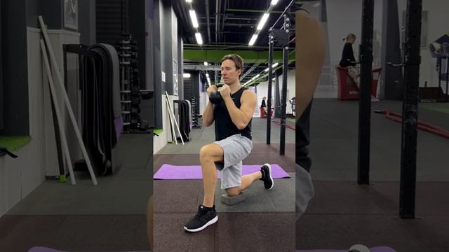 Круговое движение руками вокруг головы с гирей