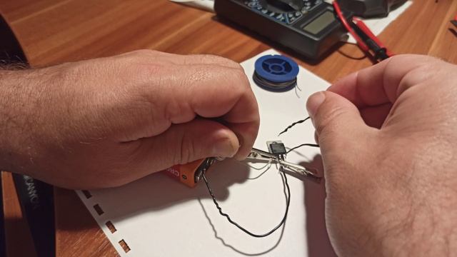 Проверка СИМИСТОРА. СХЕМА без ПАЙКИ! ESR-метр забраковал СИМИСТОР, а лампочка показала - РАБОТАЕТ!