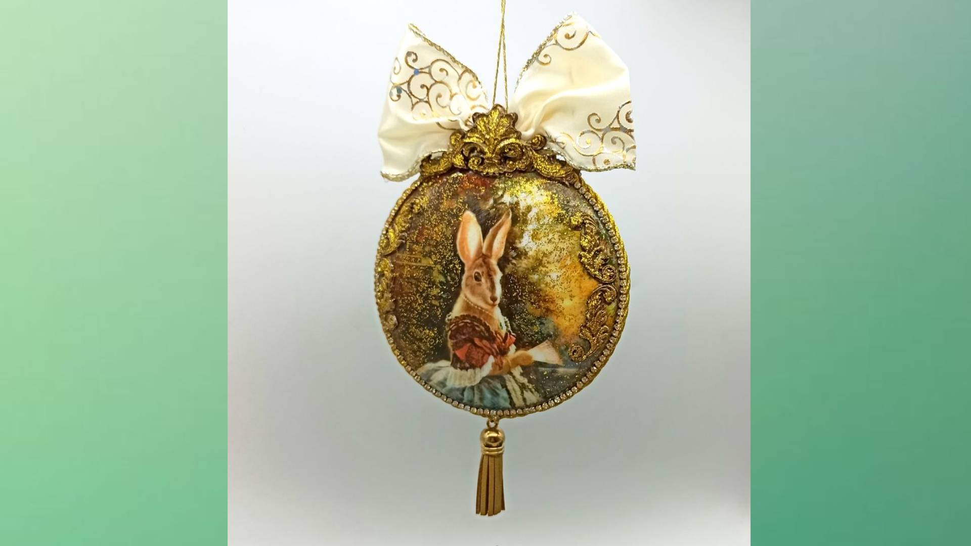 Медальон на елку Зайчиха. Обзор работы.