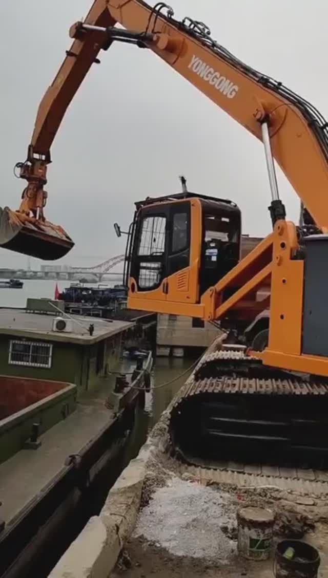 Перегружатель Yonggong YGSZ600 работает в китайском порту