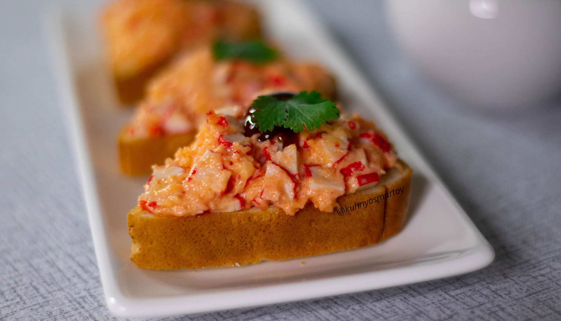 Брускетта с крабовыми палочками. Это очень вкусно! Берите рецепт на заметку