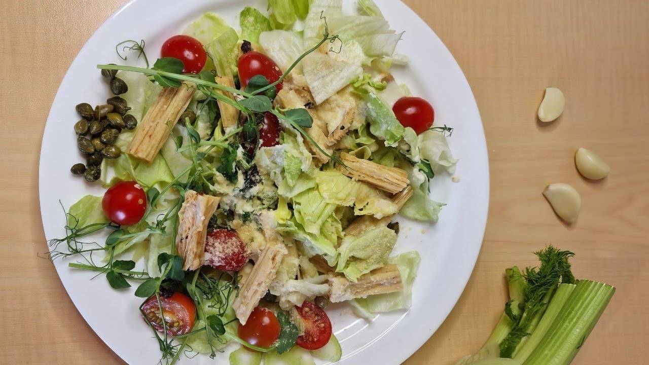 Веганский салат цезарь